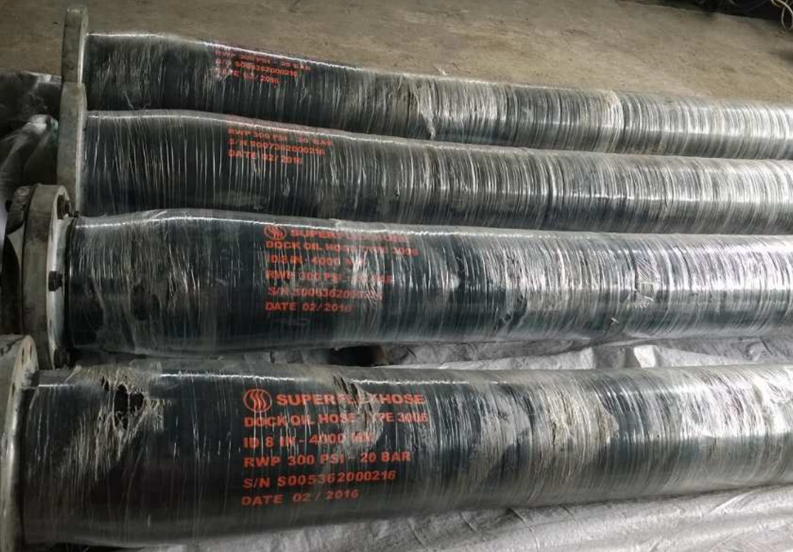 Jual OIL SUCTION RUBBER HOSE 6IN X 6METER - Loading Hose Dock Hose 6" x ...
